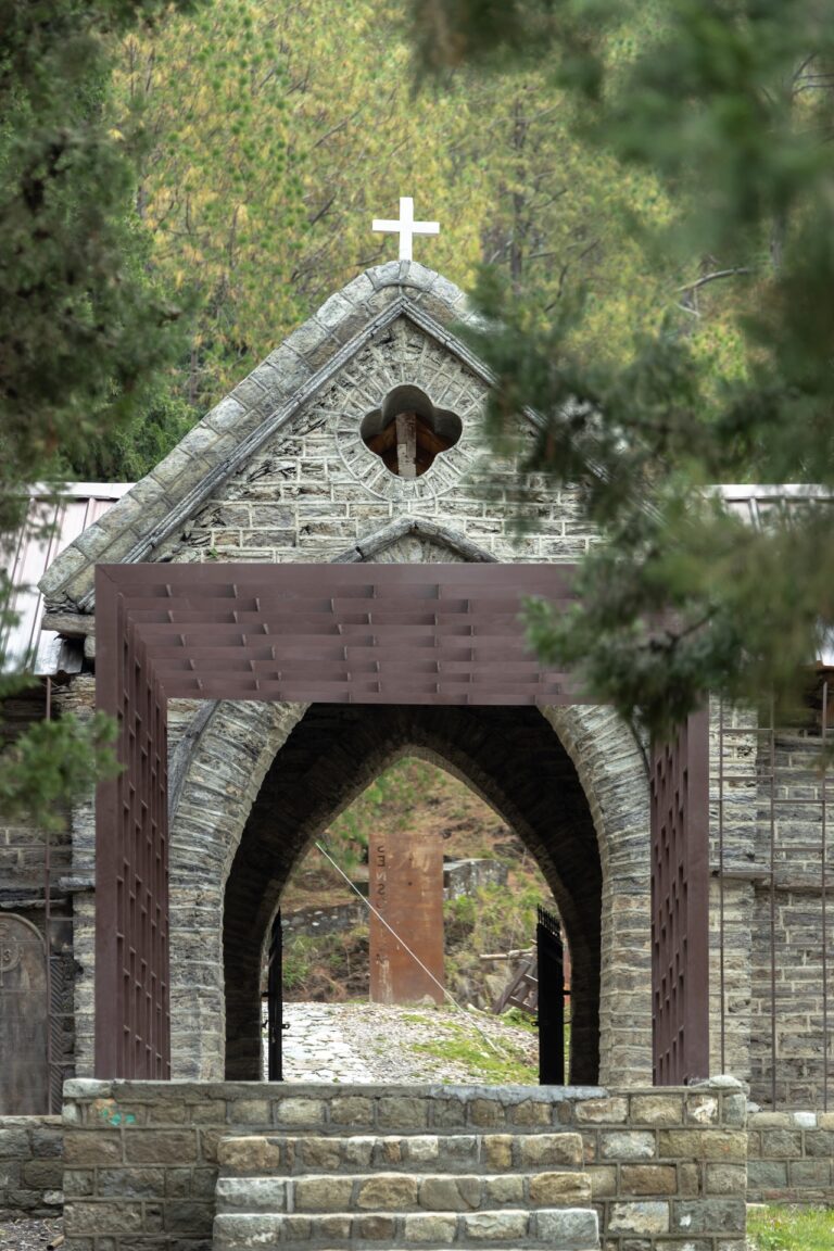 Compartment S4 Crafts a Cemetery Without Erasing its Past